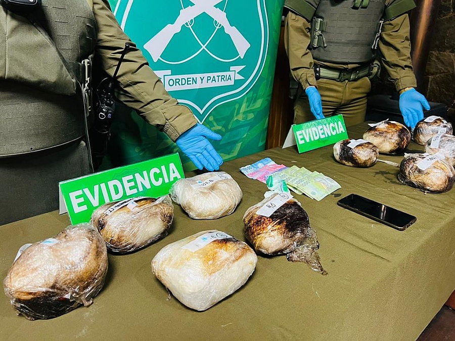 Más de 10 kilos de pasta base y cocaína decomisaron Carabineros del OS7 en control carretero